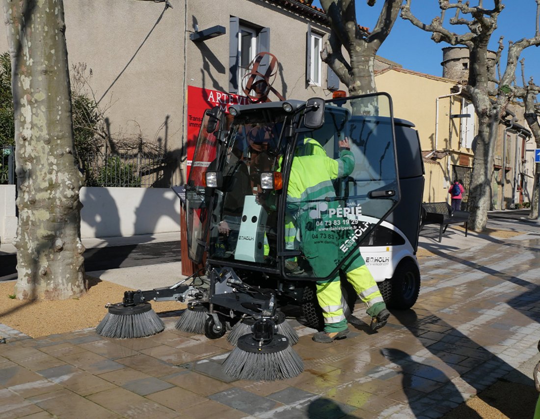 Une nouvelle balayeuse pour un village propre